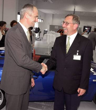 Christian Runge gratuliert Manfred Schröder anlässlich der Eröffnung ...