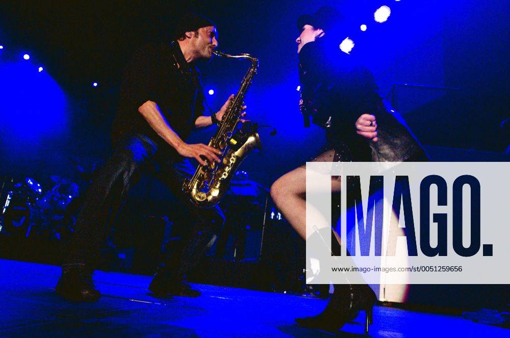 Sängerin Anna Rosenbaum (re., GER Rosenstolz) mit einem Saxophonisten ...