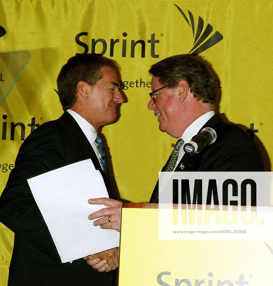 Gary Forsee und Tim Donahue während einer Pressekonferenz an der New ...