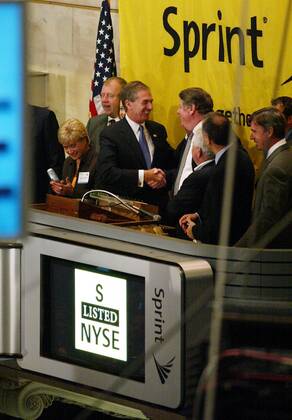 Gary Forsee und Tim Donahue während einer Pressekonferenz an der New ...