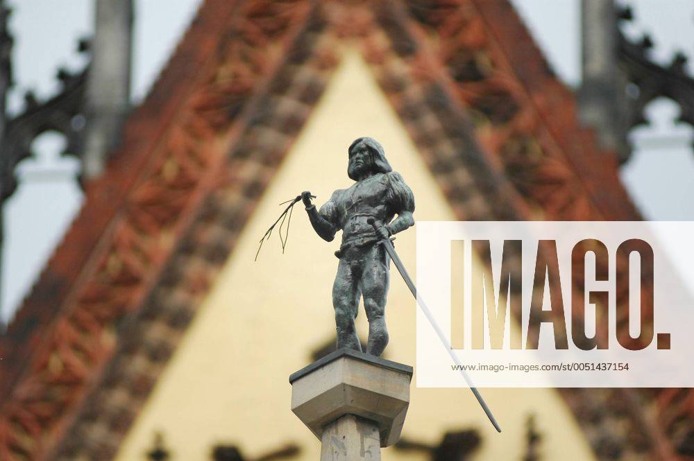 Skulptur -Der Folterknecht- auf der Staupsäule des Alten Rathauses in