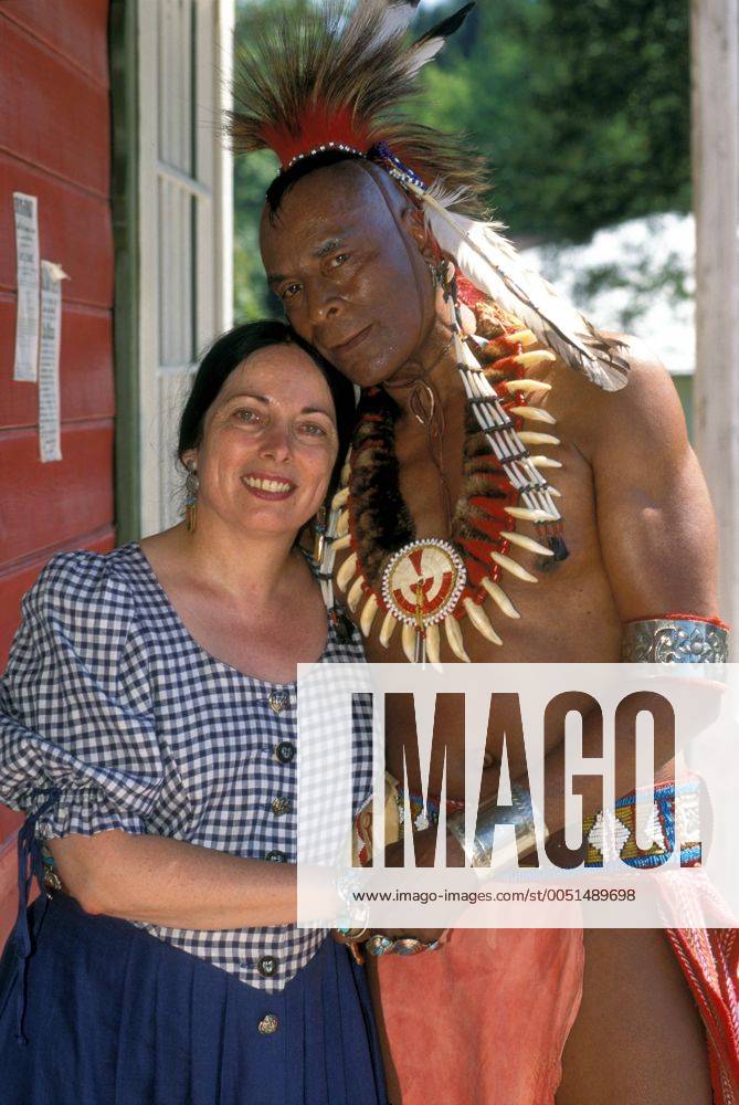 Cherokee-Choctaw-Indianer - Buffalo Child - und Ehefrau Liselotte im ...