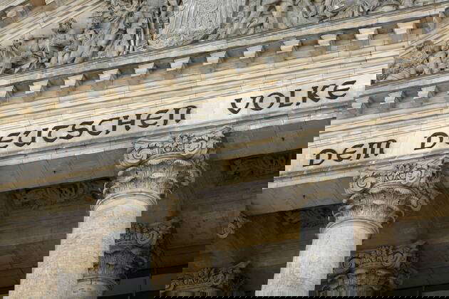 Inschrift -Dem Deutschen Volke- am Reichstagsgebäude in