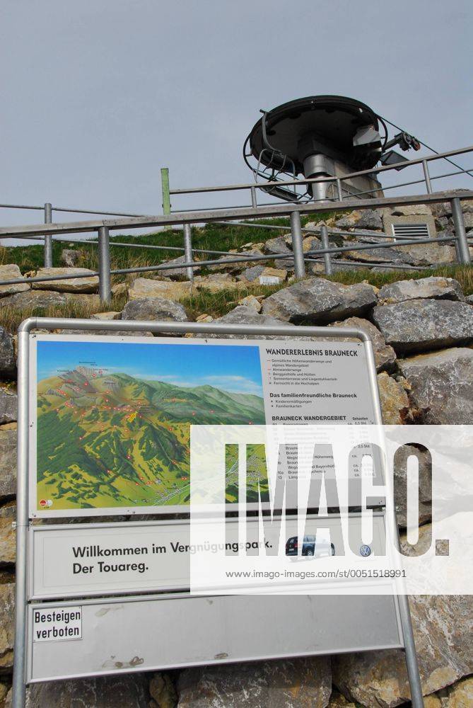 Infotafel zeigt Wandergebiet an der Bergstation Brauneck in