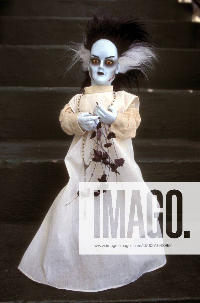 Grufti-Puppe mit Rosenkranz der Modedesignerin Anjulina (USA) in Lake Worth