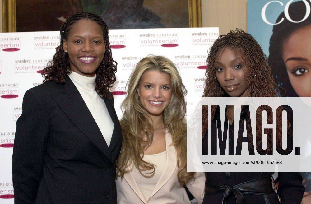 V.l.n.r.: Nikki McCray (WNBA), Sängerin Jessica Simpson und Sängerin ...