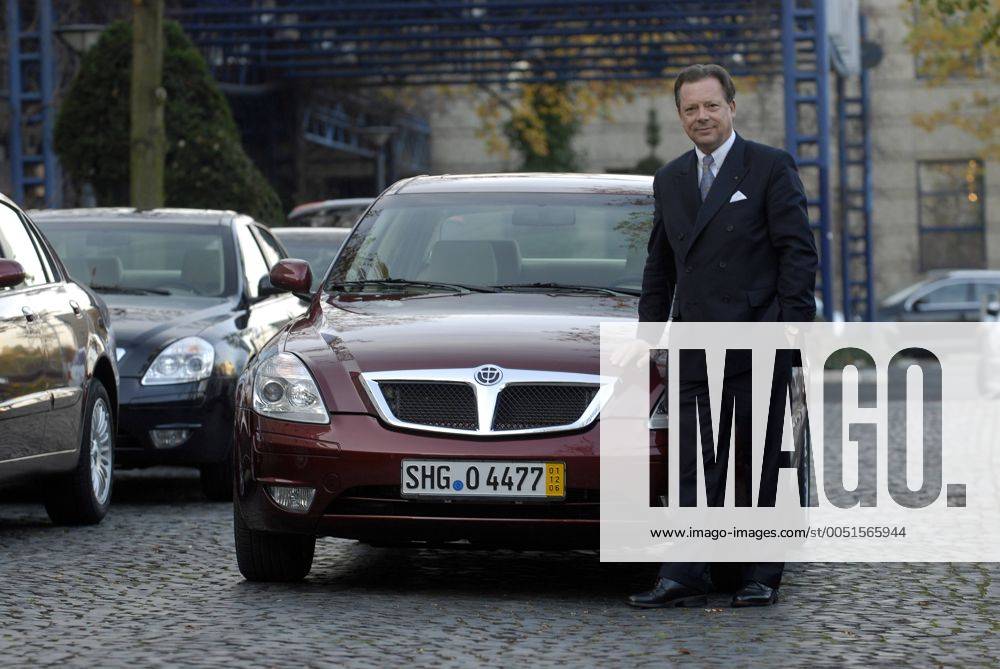 Prof. Hans-Ulrich Sachs (GER Geschäftsführender Gesellschafter HSO Motors Europe) posiert mit dem