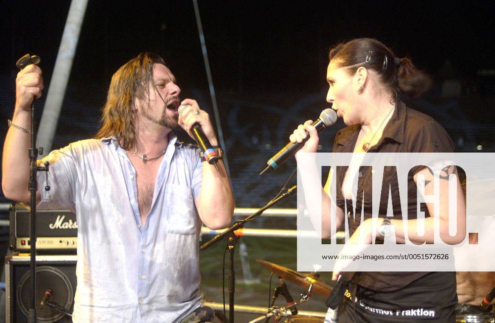 Sängerin AnNa Rosenbaum mit dem Sänger der Band ihres Mannes auf der ...