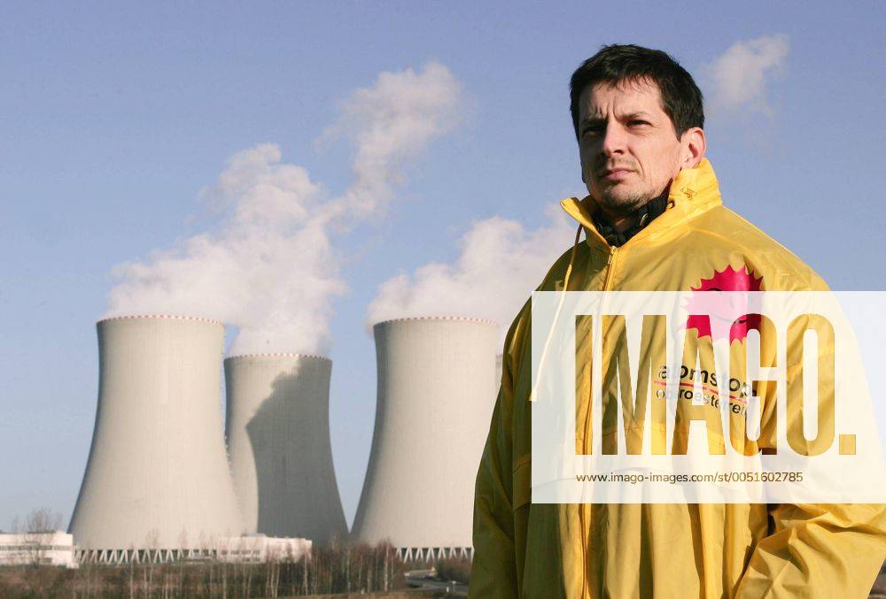 Roland Egger von Atomstopp vor dem Atomkraftwerk