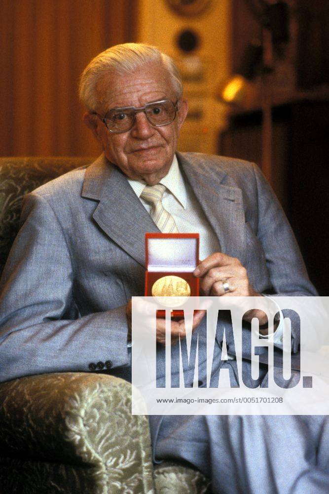 Heinz Harmel (GER) mit der Gedenkmedaille von