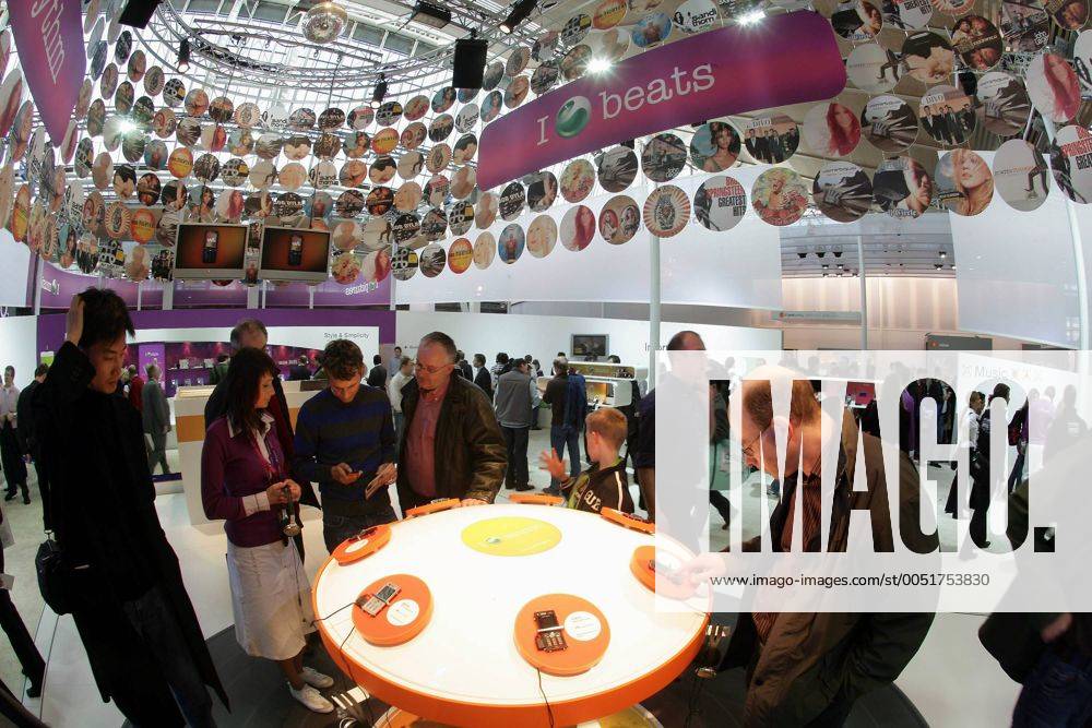 Besucher am Messestand von iBeats auf der CeBIT 2007 in