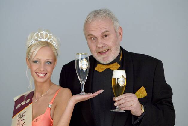 Moderator Gunther Emmerlich und Claudia Seeger während eines Werbe ...