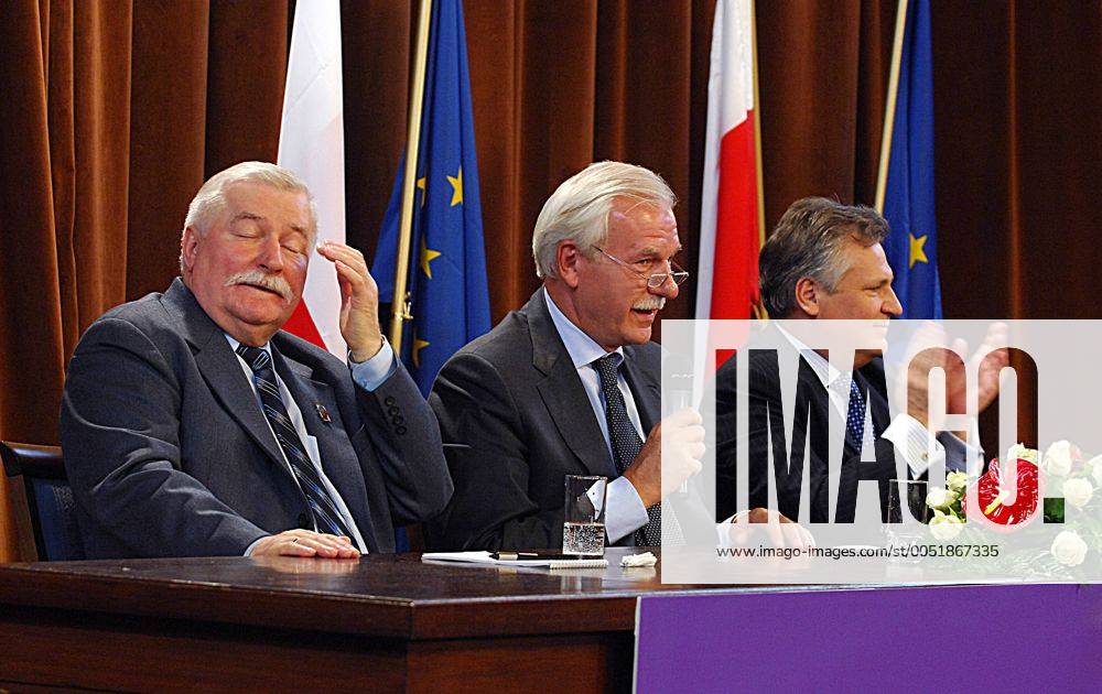 Lech Walesa (li., POL Solidarnosc) mit Andrzej Olechowski (Mitte, POL ...