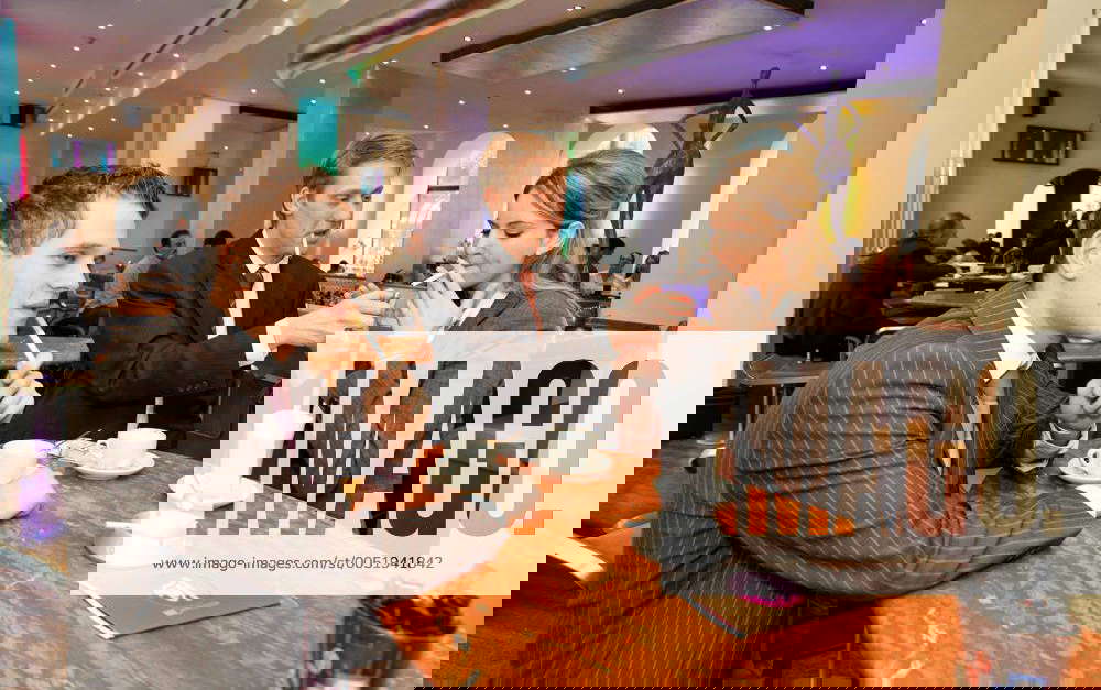 Raucher in der Bar des - Anna Hotels - in