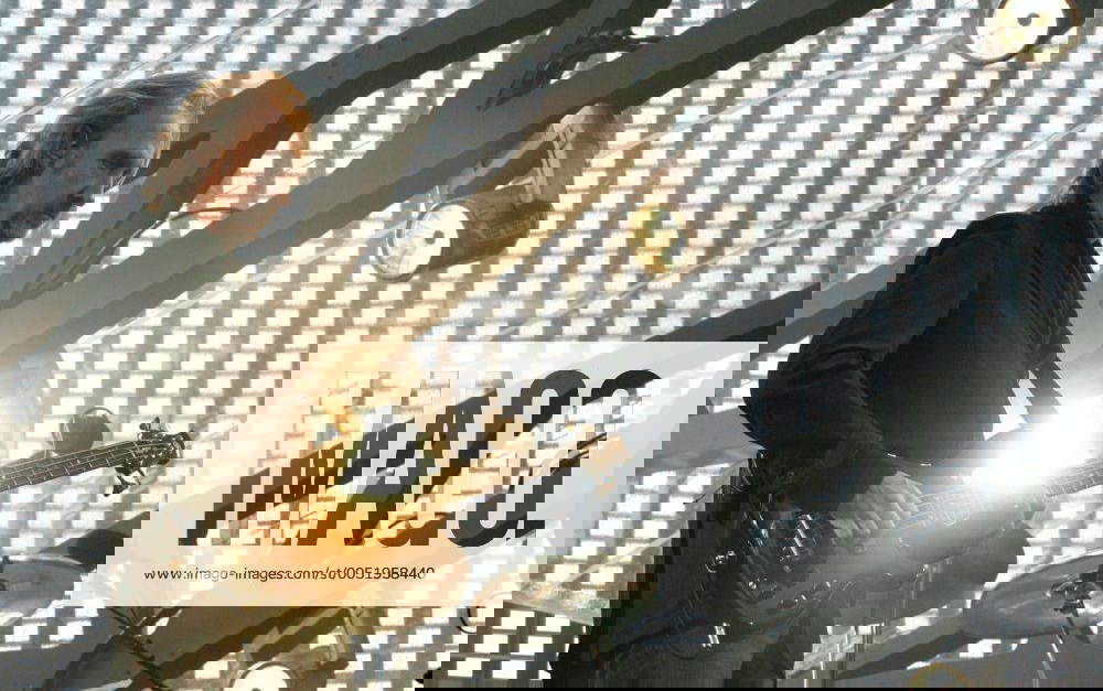 Gitarrist und Bassist Mike Rutherford (GBR Genesis) während eines ...