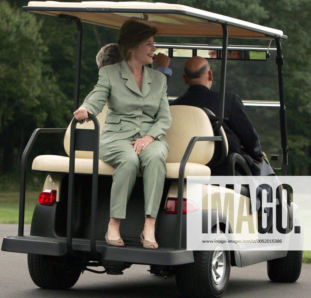 First Lady Laura Bush (USA) mit Präsident Hamid Karzai (re., AFG) und ...