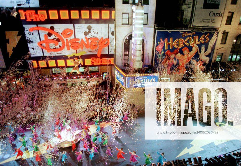 Tänzer der Hercules Electric Parade anlässlich der Filmpremiere vor dem ...