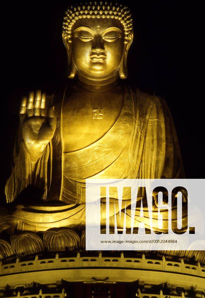 Bronzefigur Tian Tan Buddha im Kloster Po Lin auf Lantao - Hong Kong