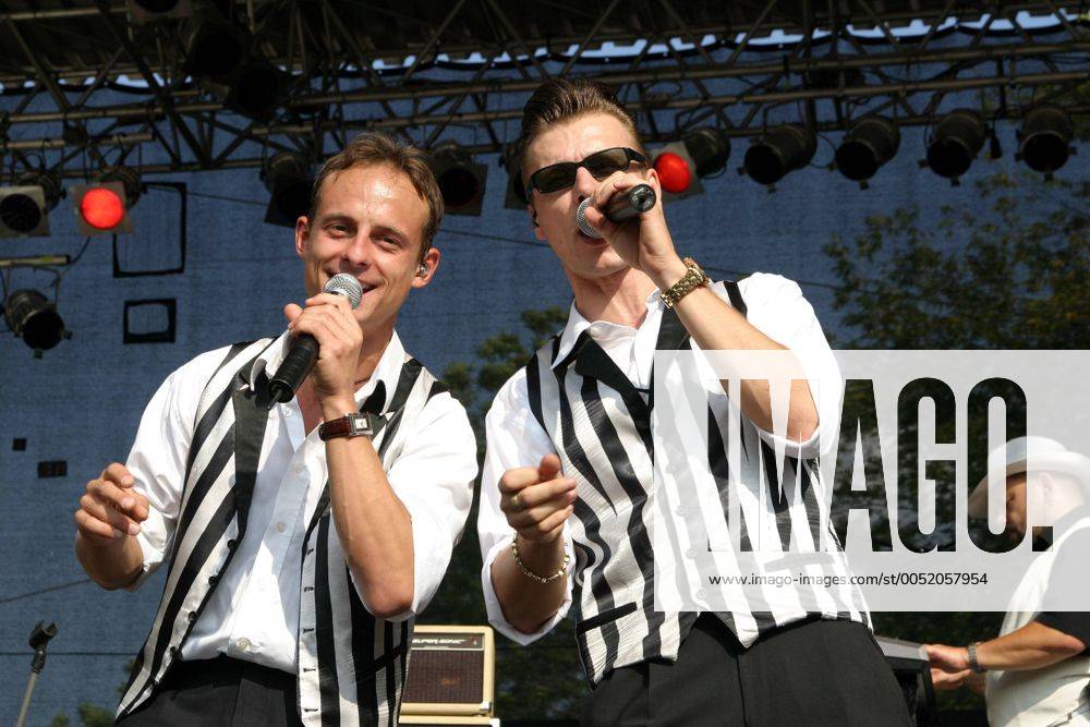 Sänger Alexander Teich und Schlagzeuger Guido Gentzel während eines ...