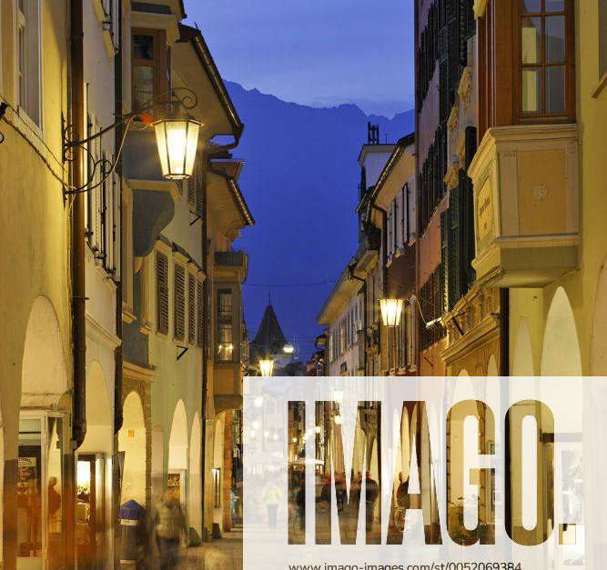 Laubengasse in der Altstadt von Meran am Abend - Italien