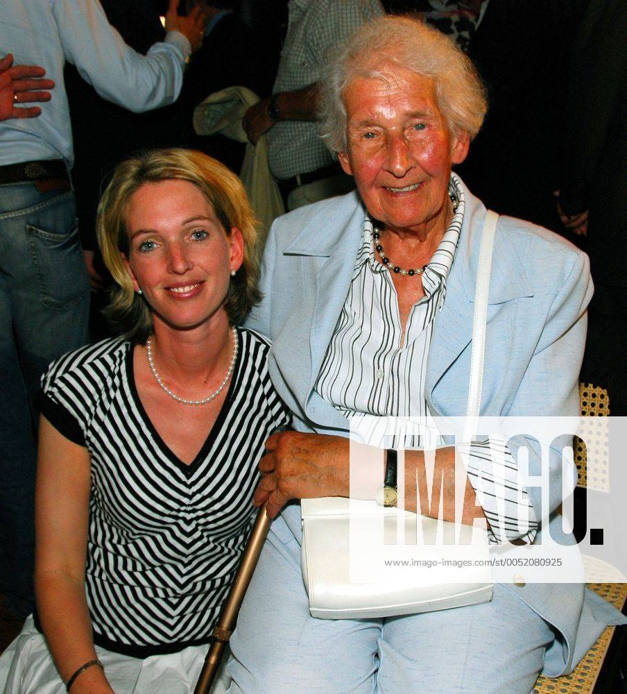 Natalie Lang mit ihrer Oma Christel Lang anlässlich der Eröffnung des ...
