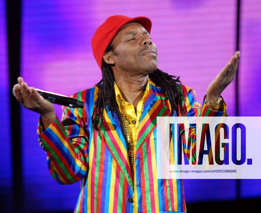 Sänger Greg Bannis während eines Konzerts auf dem Sopot-Festival