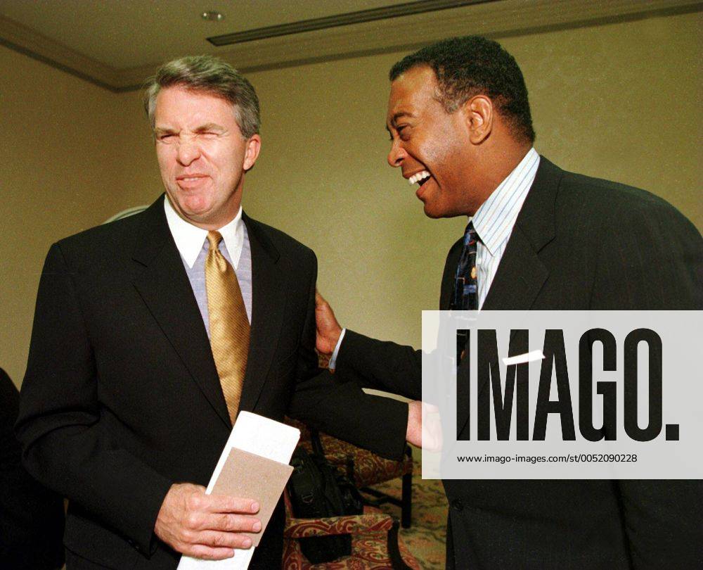 Moderator Jack Ford gut gelaunt neben John W. Thompson in St. Louis