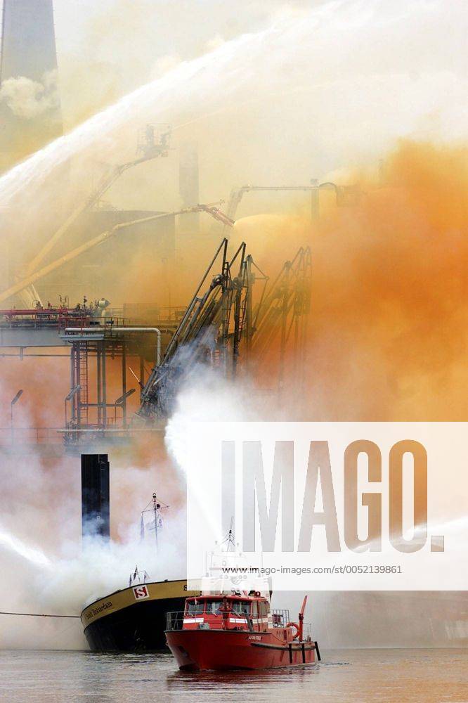 Brennender Frachter - Stolt Rotterdam - an den Kai-Anlagen der Bayer AG in