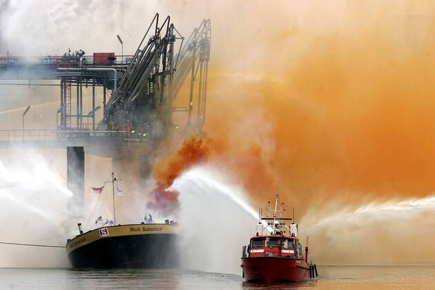 Brennender Frachter - Stolt Rotterdam - an den Kai-Anlagen der Bayer AG in
