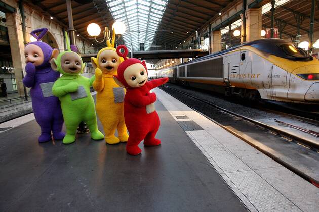 Teletubbies anlässlich ihres 10. Geburtstags auf dem Gare du Nord in Paris