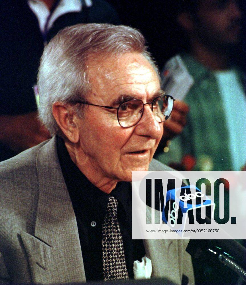 Sportreporter Chris Schenkel (USA) moderiert die - St. Clair Open - für ...