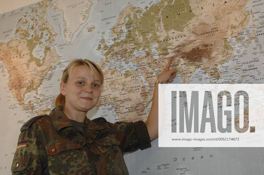 Ute Rambau (GER Stabsunteroffizier und ABC-Abwehrsoldat) vor einer Weltkarte in der General Dr