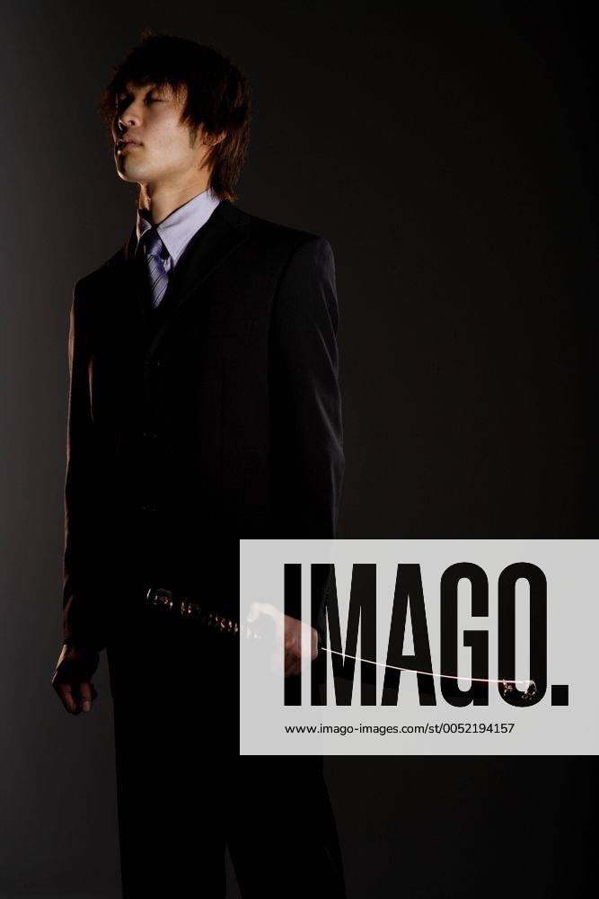 Junger Japaner mit Samuraischwert