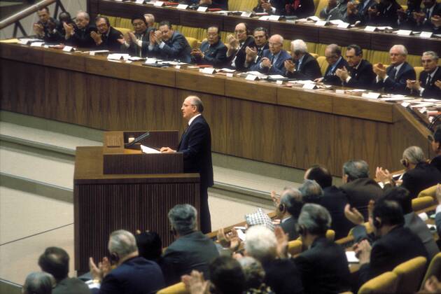 Michail Gorbatschow anlässlich des 11. Parteitages der SED in Berlin