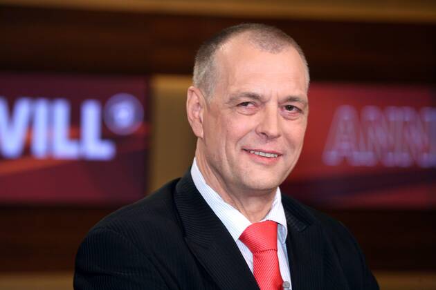 Norbert Hansen während einer Pressekonferenz in