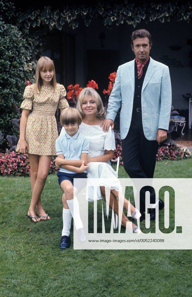 Sänger Peter Alexander (AUT) mit Ehefrau Hilde, Tochter Susanne und Sohn