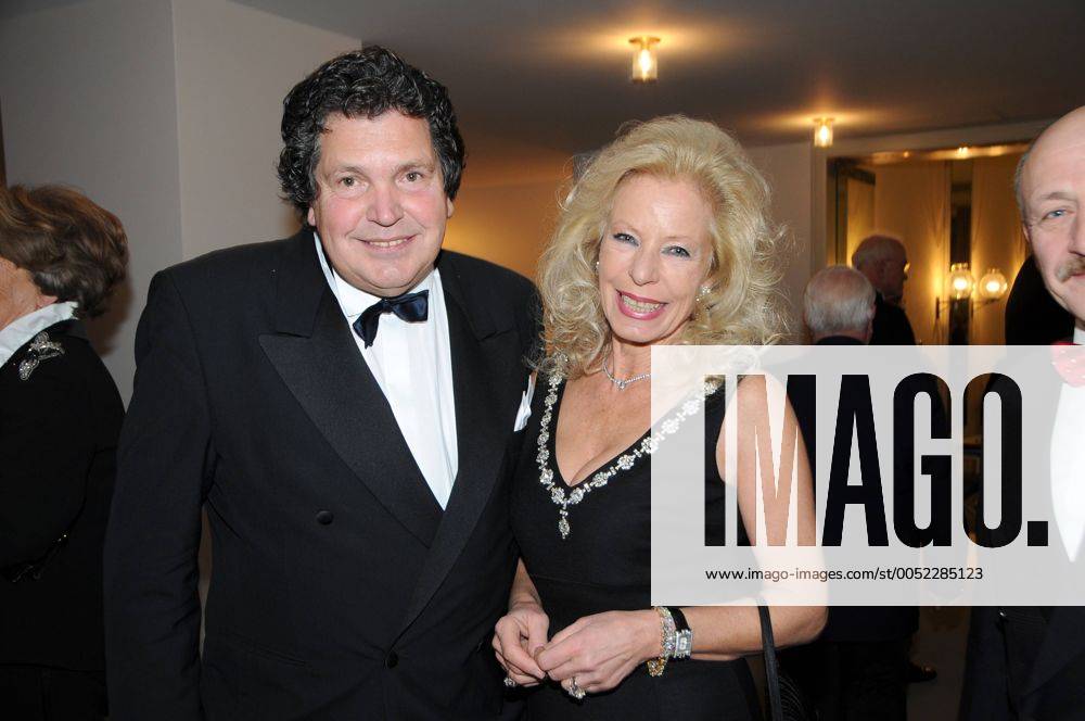 Maler Mathias Waske mit Ehefrau Tina in der Oper in München anlässlich ...