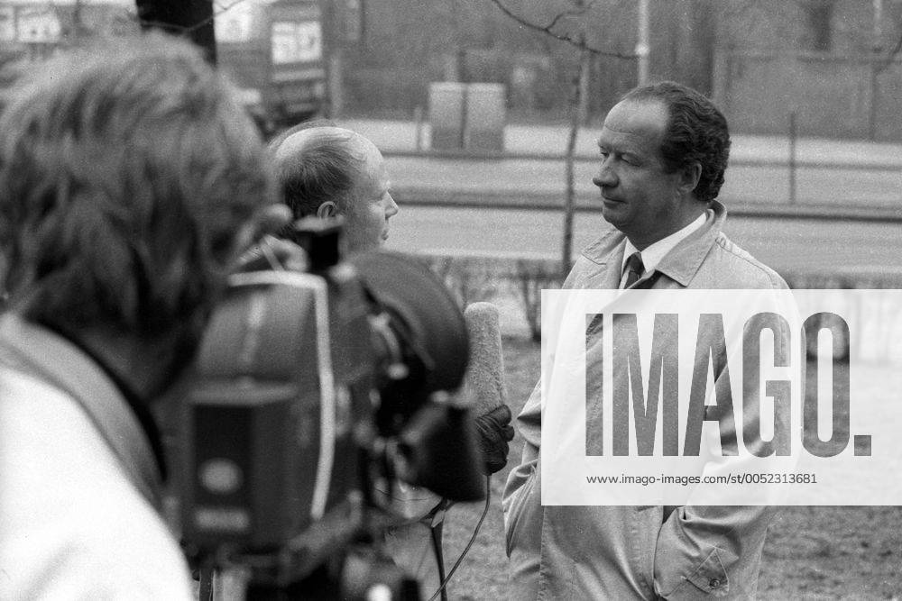 Architekt Wolf Rüdiger Hess (re.) im Gespräch mit Reportern vor dem ...