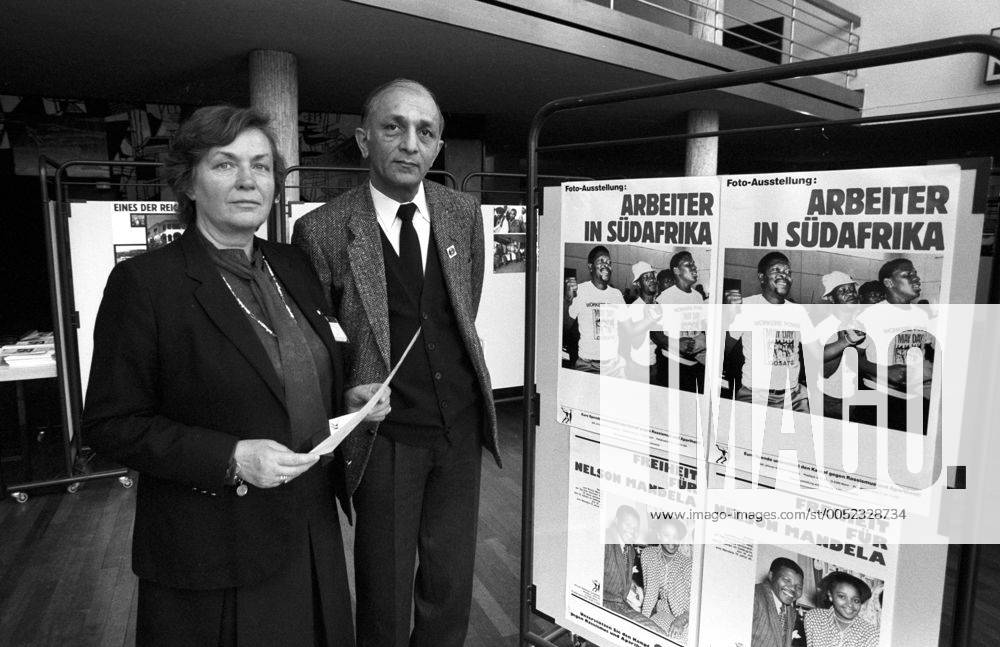 Barbara Simons neben einem südafrikanischen Funktionär und Plakaten ...