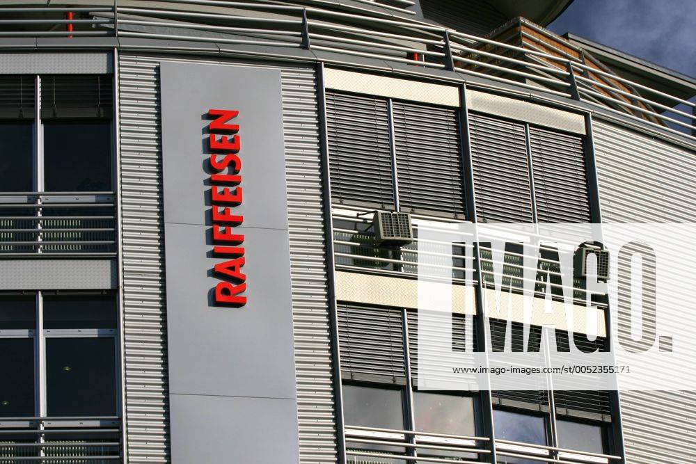 Raiffeisen Schweiz - Schriftzug der Bank an einem