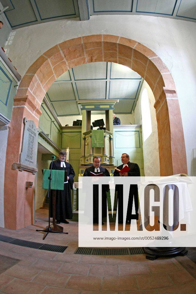 Pfarrer Thomas Krieger (li.) mit Superintendant Matthias Weismann ...