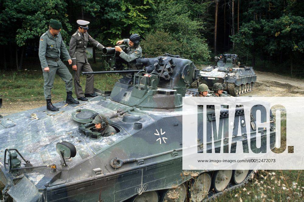 NVA-Offizier und Soldaten der Bundeswehr auf einem Panzer nahe der ...