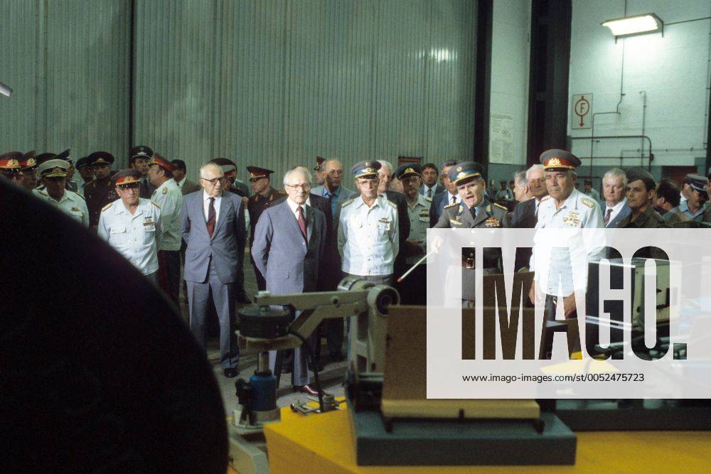 Erich Mielke (li., DDR SED Minister für Staatssicherheit), Horst ...