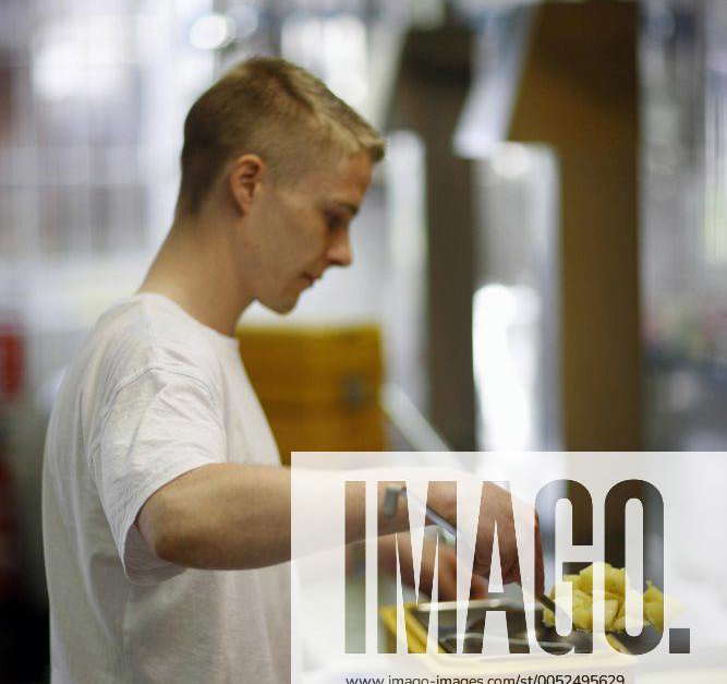 Häftling teilt Essen aus - Arbeiten in der Justizvollzugsanstalt Berlin