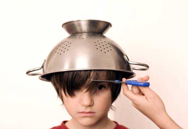 Topfschnitt - Junge mit Nudelsieb beim