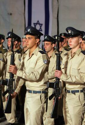 Soldaten stehen stramm anlässlich einer Zeremonie in Gedenken an die ...