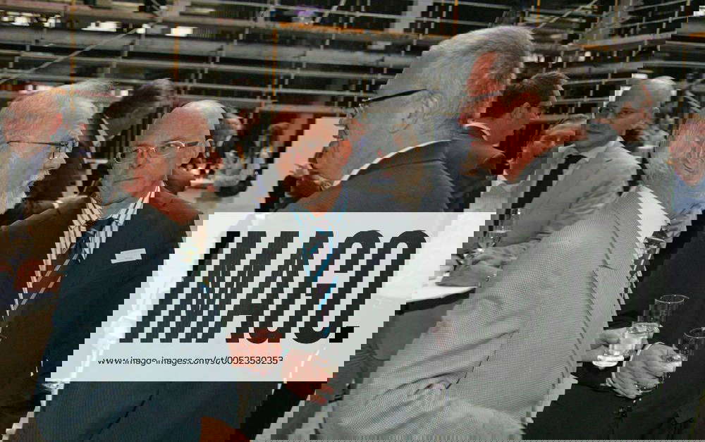 Peter Dussmann (vorn li., Aufsichtsratsvorsitzender Dussmann Gruppe ...