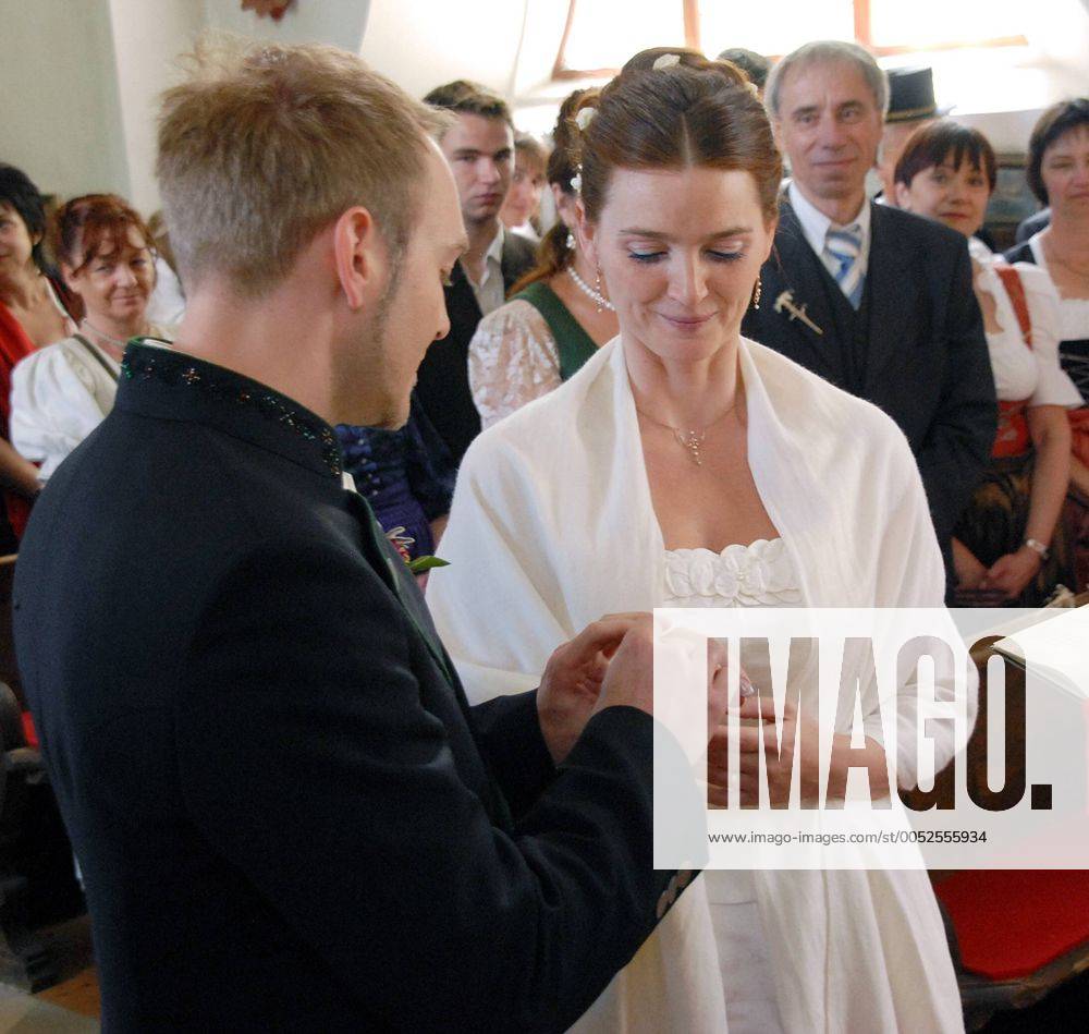 Musikerin Zabine Kapfinger tauscht mit Tänzer Alexander Zaglmaier die ...