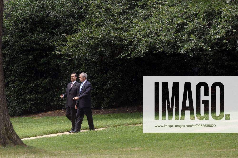 Präsident George W. Bush (re., USA) zusammen mit Premierminister Syed ...