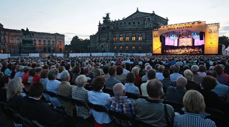 Zuschauer eines Konzertes im Rahmen der Veranstaltung - Diva Maxima ...